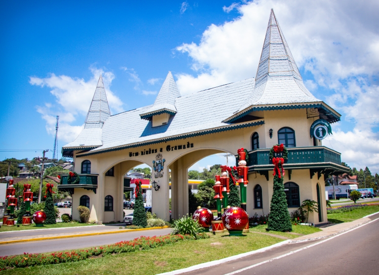 BEM-VINDO A GRAMADO: OS DOIS BELOS PÓRTICOS - MystrasMystras